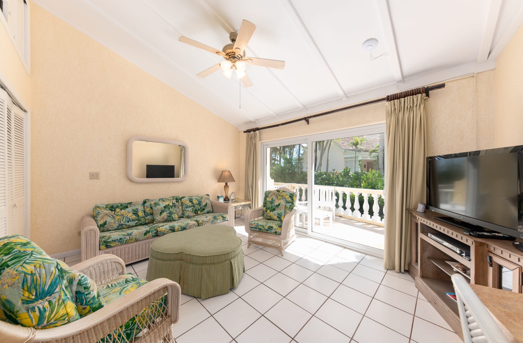 Beachfront and poolfront condos | Sunrise Beach Villas